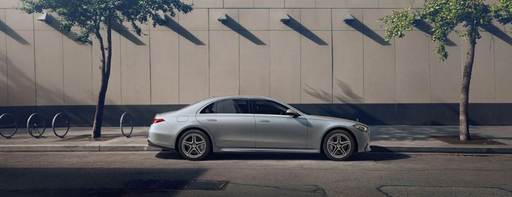 How Does the DISTRONIC PLUS® Feature Work in New Mercedes-Benz Vehicles?