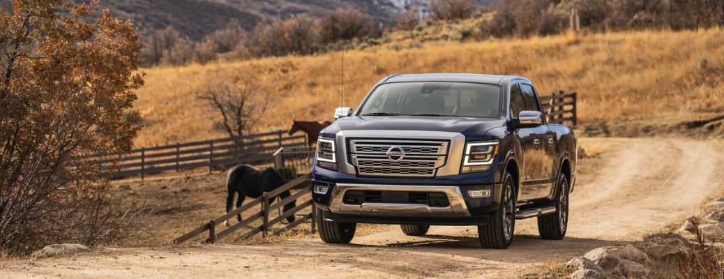 Does the 2023 Nissan Titan pickup have a V8 engine?