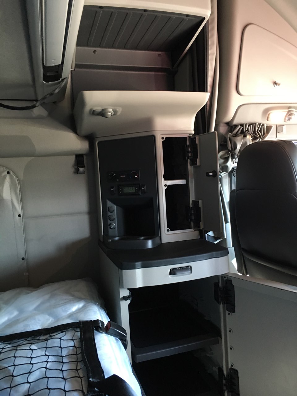 What It Looks Like Inside A Big Rig - Allstate Peterbilt Group