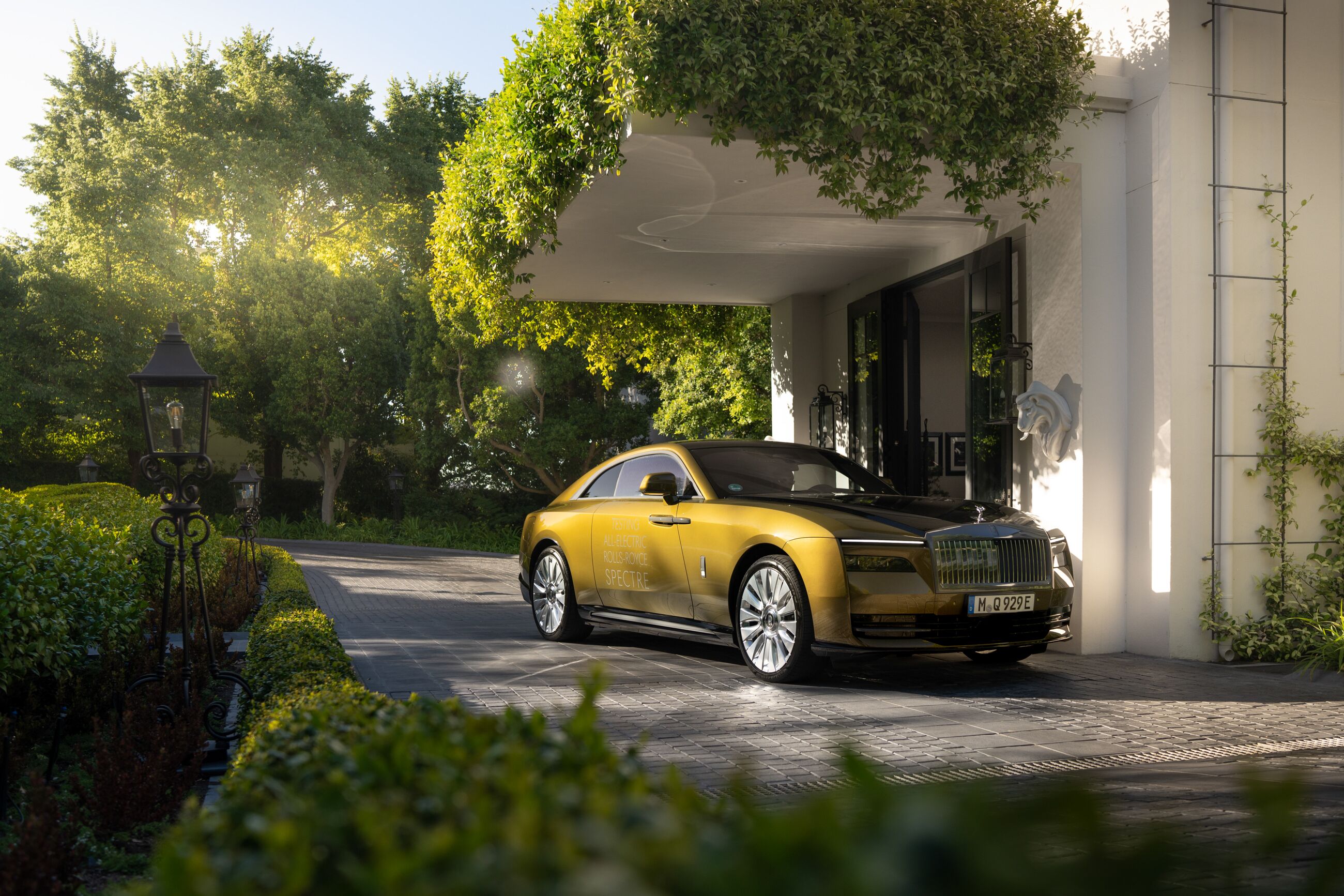 Discover Rolls-Royce Spectre