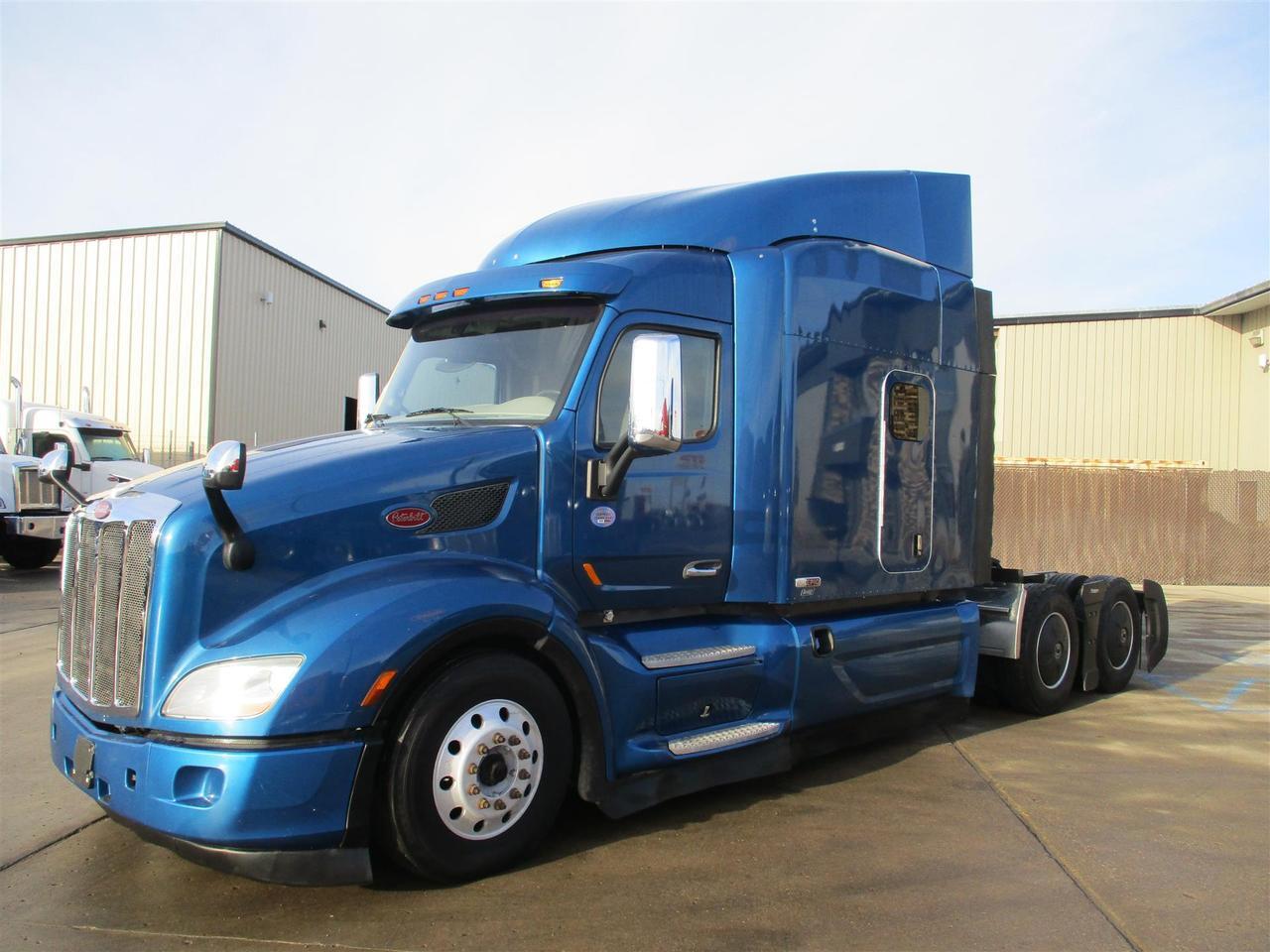 Used 2019 Peterbilt 579 80" Double Bunk Raised Roof in Fargo ND