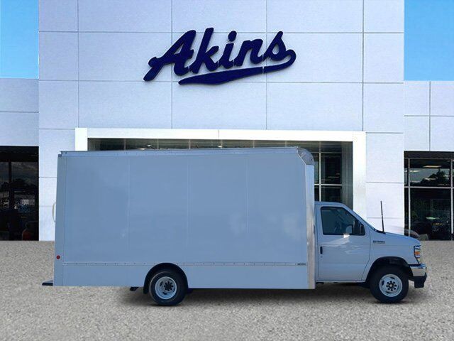 New 2023 Ford E-450 DRW Cutaway Box Truck Utilimaster 17FT in Winder, GA