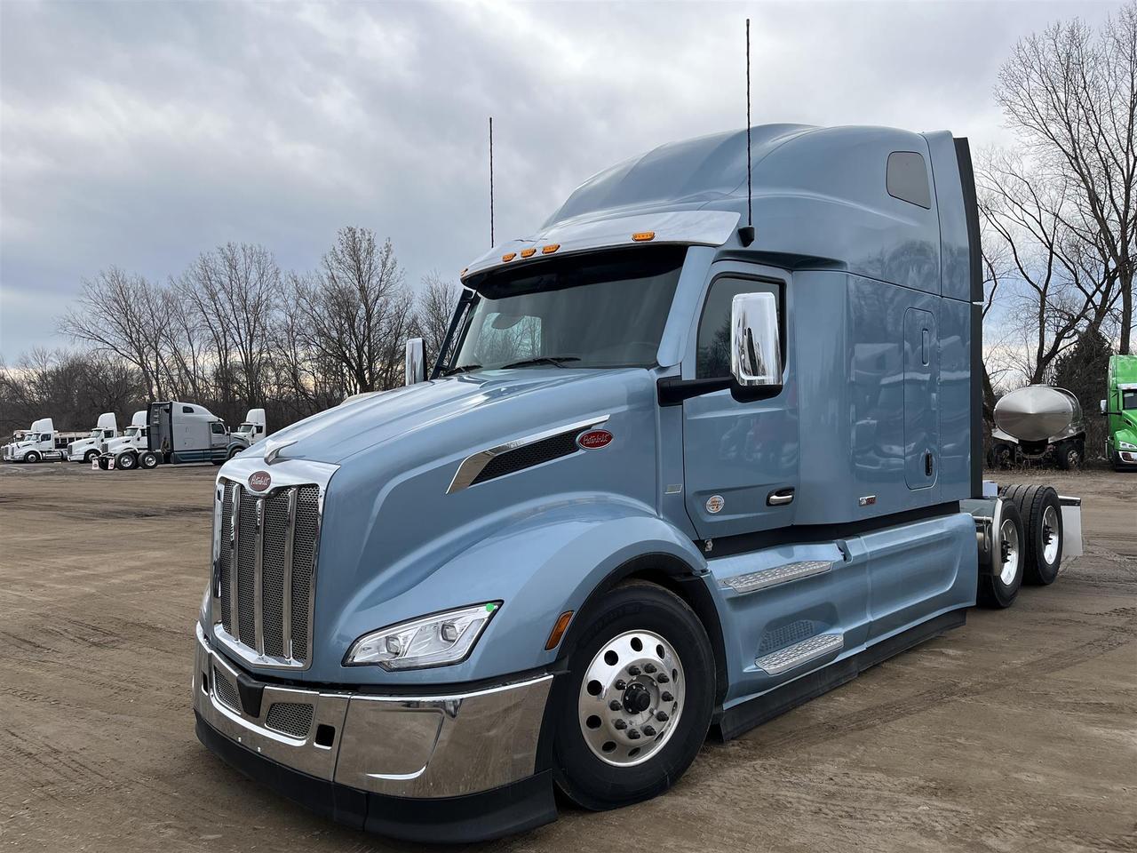 New Peterbilt 579 80" Double Bunk Ultraloft Allstate Peterbilt Group