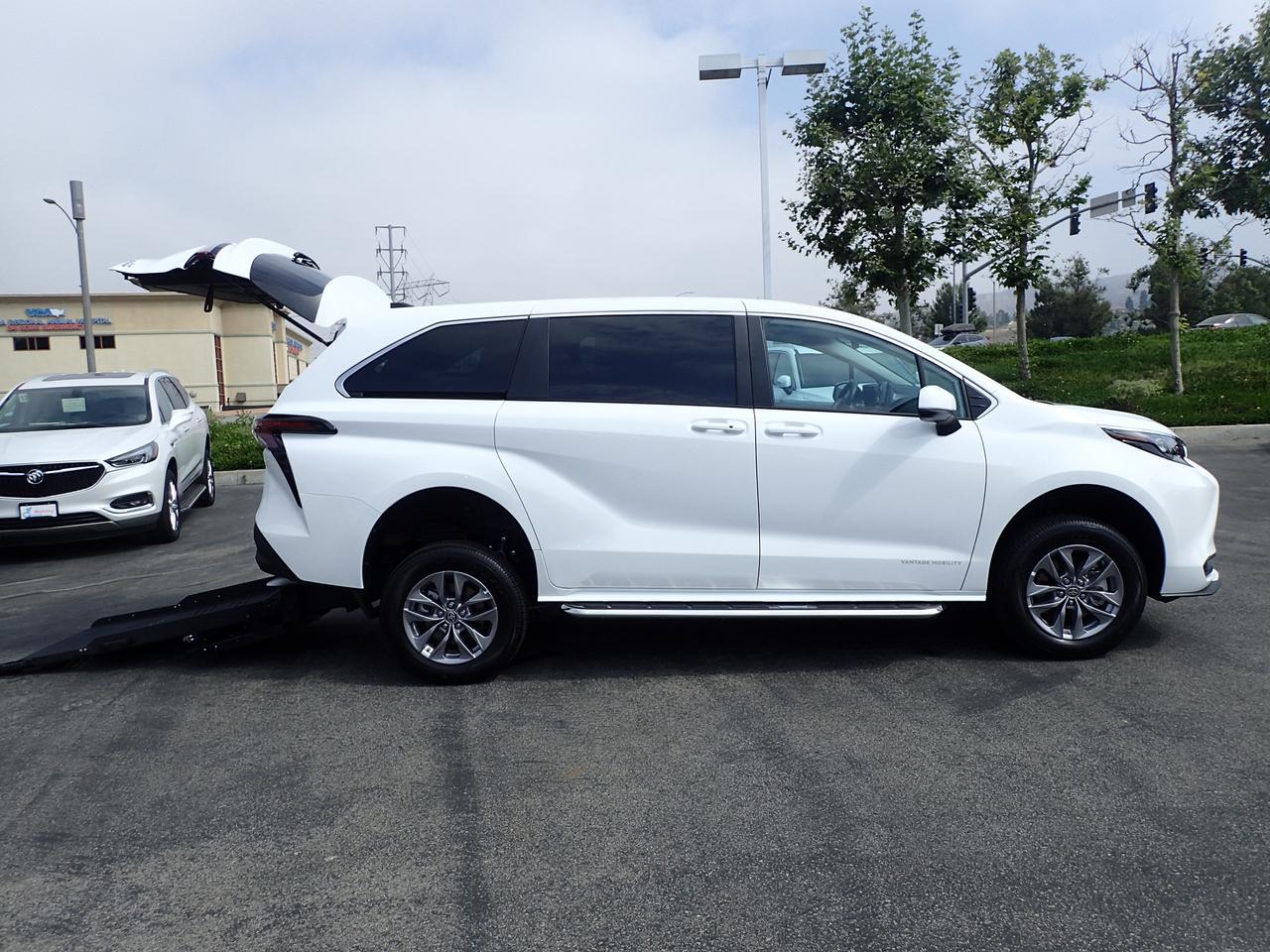 New 2024 Toyota Sienna White in Anaheim CA
